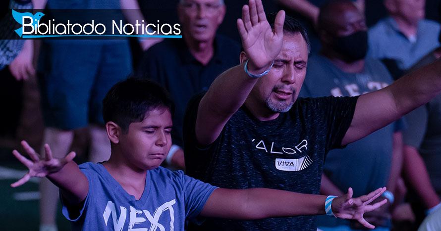 Miles de hombres llenan un estadio de fútbol clamando y alabando a Dios