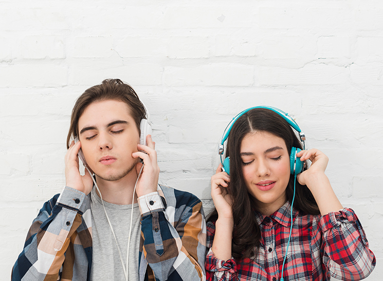 ¿Un cristiano puede cantar o escuchar música mundana?