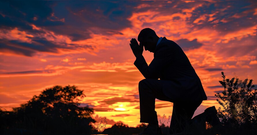 ¿Qué dice la Biblia respecto a postrarse o arrodillarse en la oración?