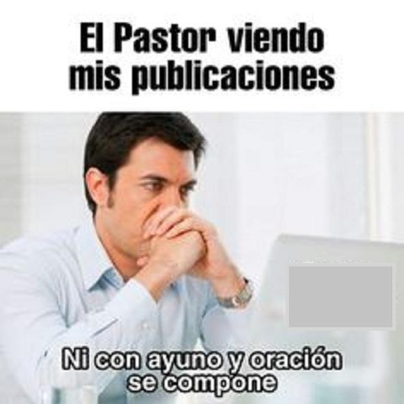 El pastor viendo mis publicaciones - MEMES CRISTIANOS